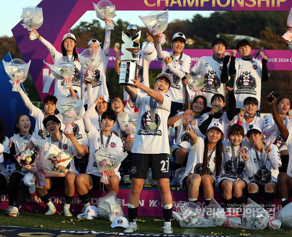 [WK리그] 수원FC위민, 14년만에 챔피언 등극....MVP 문미라 선정.